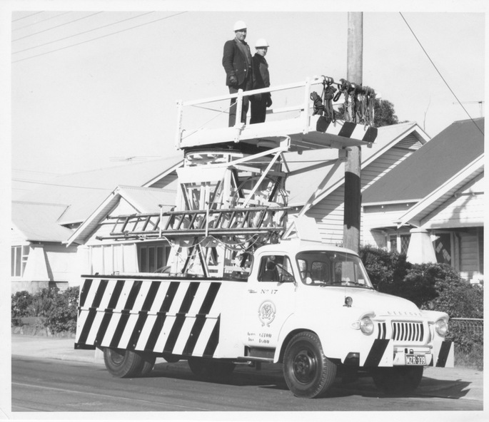 Photograph - Tower wagon, Melbourne & Metropolitan Tramways Board (MMTB ...